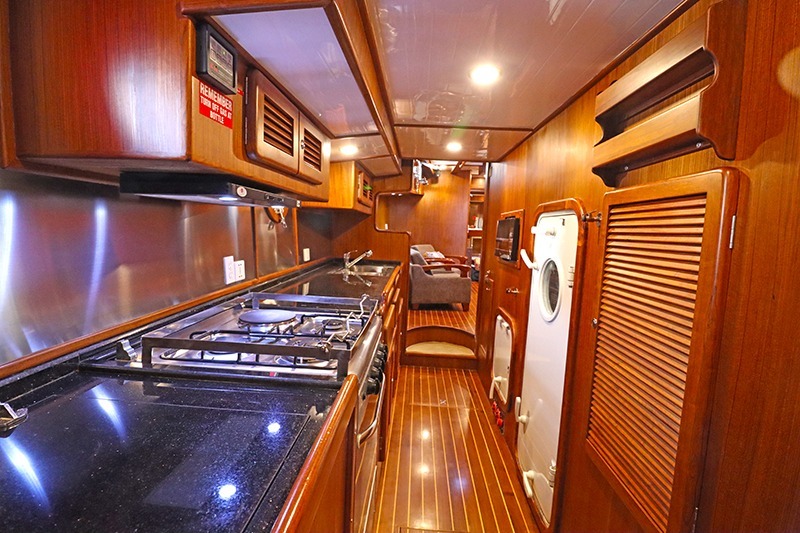 Diesel Duck 46+2 – Anchorline